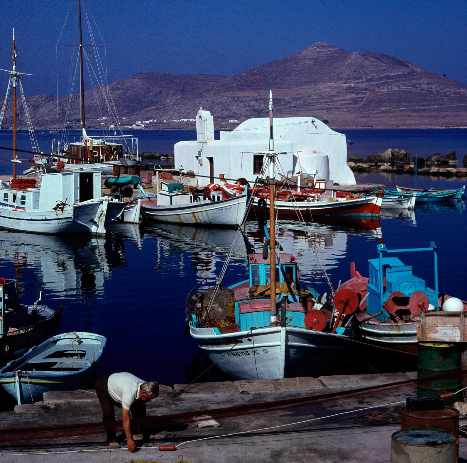 Λαβράκι και μπλου τζίν καμπάνα: Η ζωή των ψαράδων της Πάρου το '70 | LiFO
